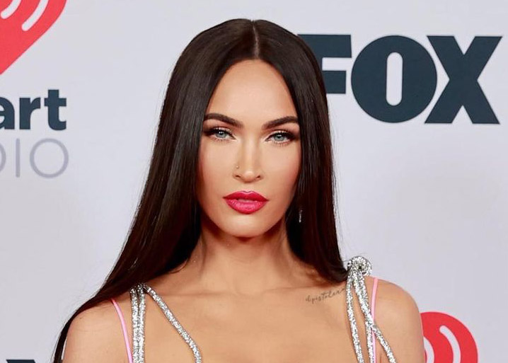 Megan Fox Cheveux Raides Frange Idées Sur Le Thème Coupes Longues