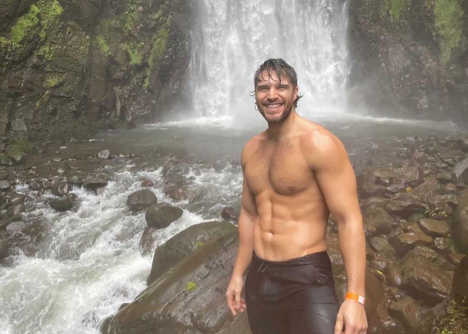 Jimmy Lavigne Izzard d'OD à Whistler pose nu dans une cascade d'eau au ...