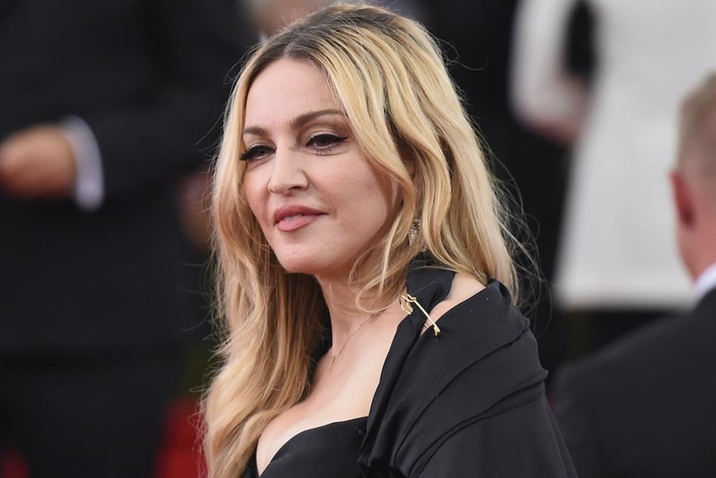 Madonna plus sexy que jamais en lingerie noire sur de nouvelles photos!