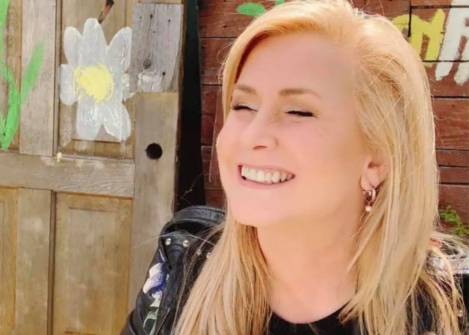 Nathalie Simard magnifique en cuir de la tête aux pieds