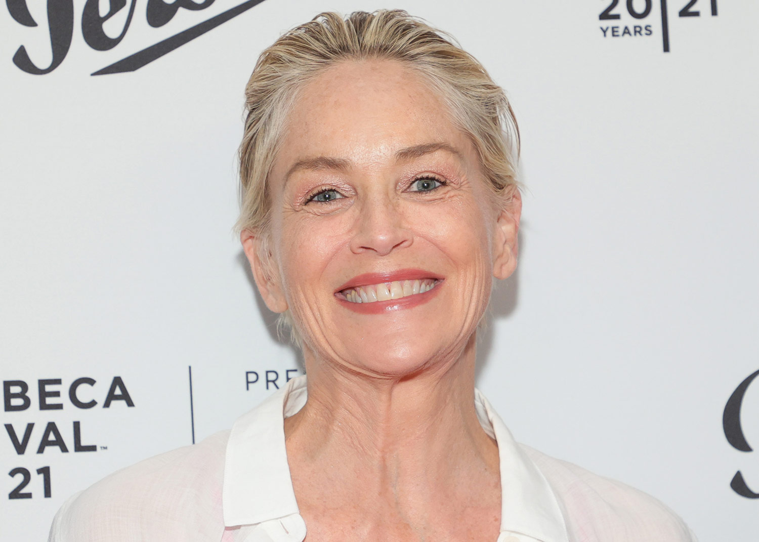 À 63 ans, Sharon Stone pose en bikini jaune flash et elle est sublime!