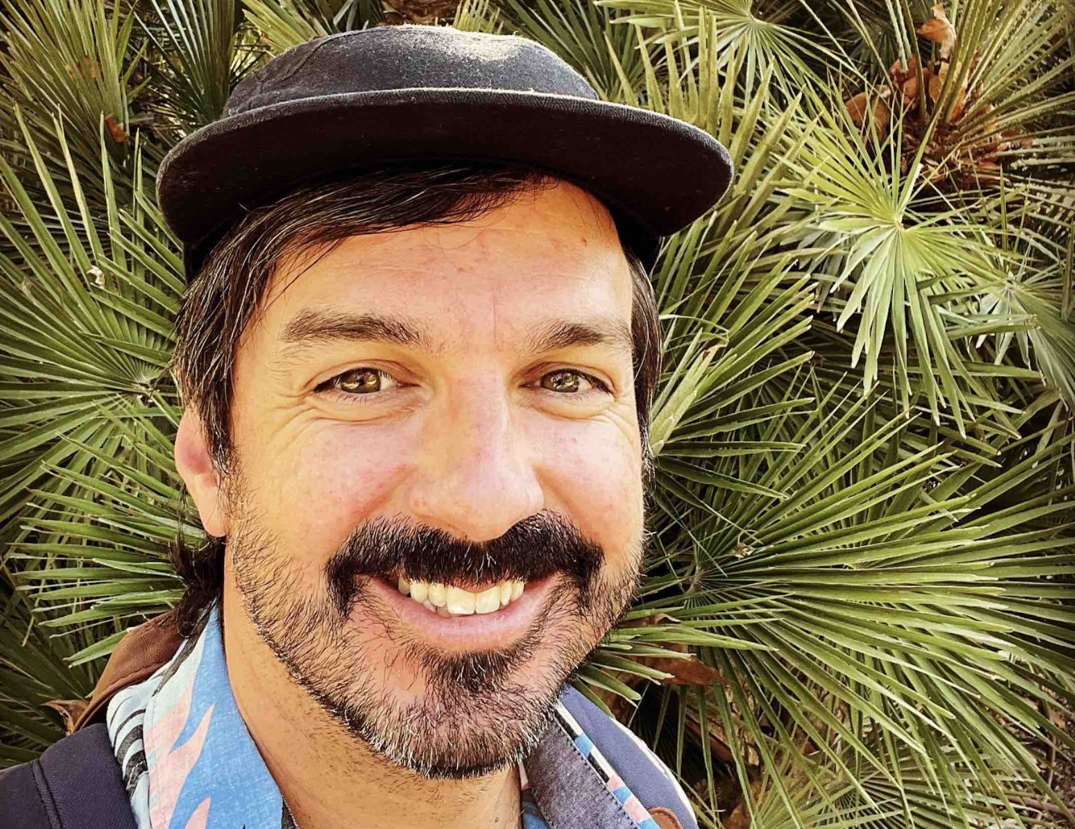 Damien Robitaille reprend un succès de Shakira et c'est excellent!