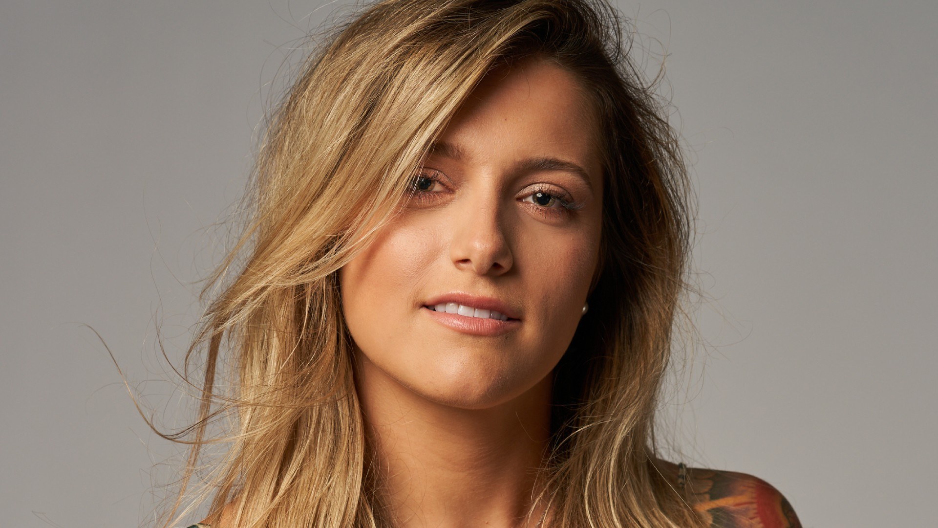 Les 10 plus beaux looks d'Alexandra, le premier agent double de l ...