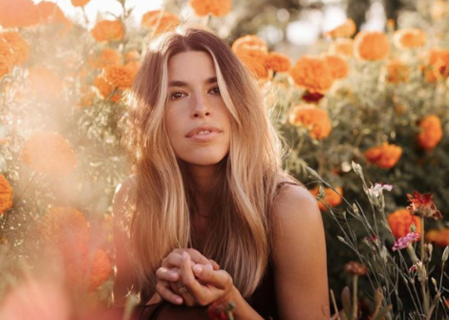 Voyez les filles de Marilou choisir leur citrouille dans ce magnifique champ