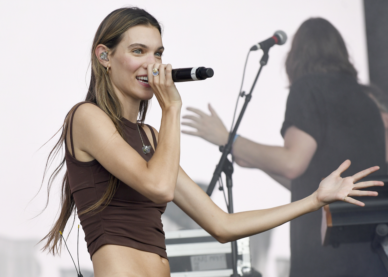 Charlotte Cardin rocke ce pantalon taille basse mythique des années 2000