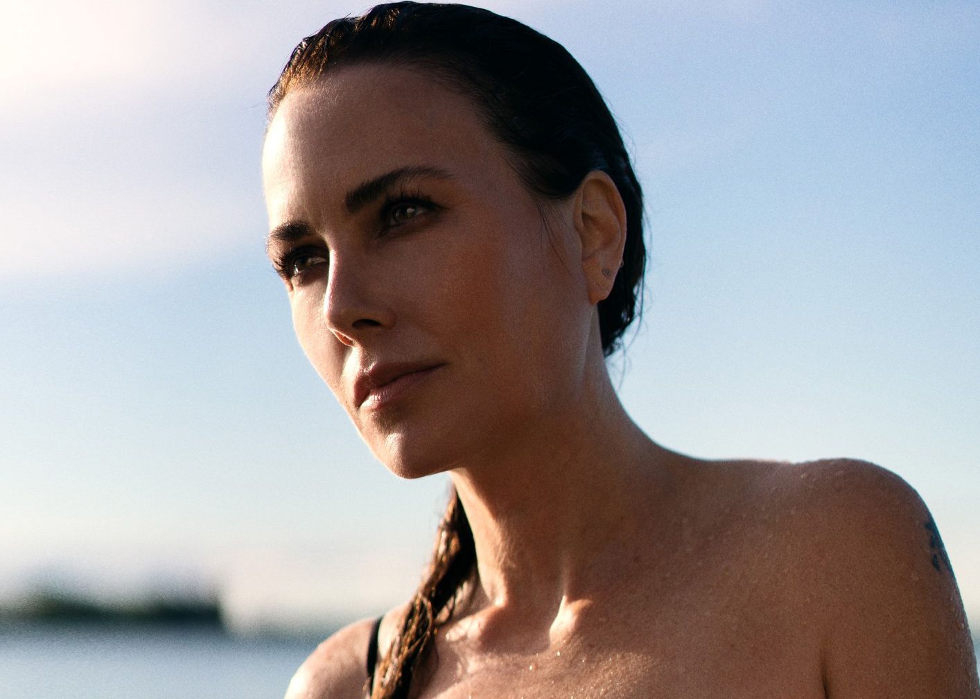 Maxim Roy nous fait rêver avec de nouvelles photos épurées à la plage