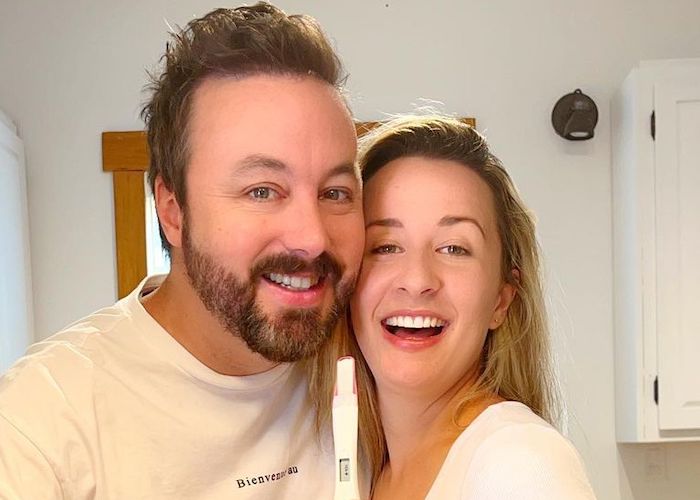 Mathieu Gratton: sa fiancée révèle son baby bump sur le tapis rouge!