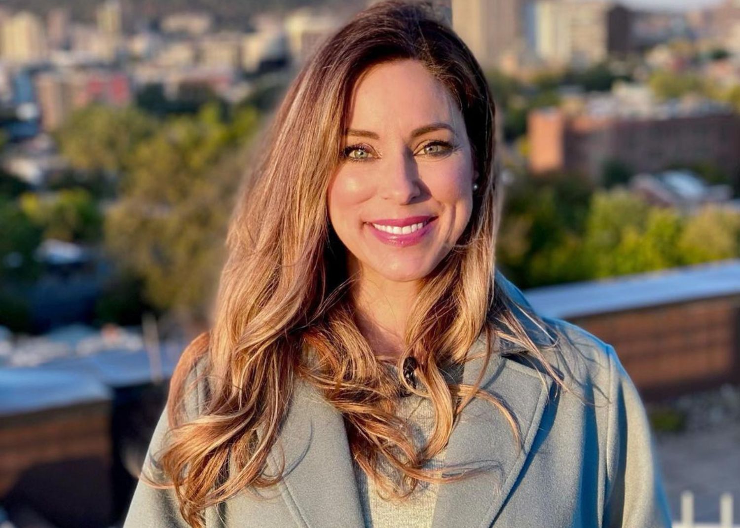 Anick Dumontet pose en minirobe de dentelle et on n'en croit pas nos yeux