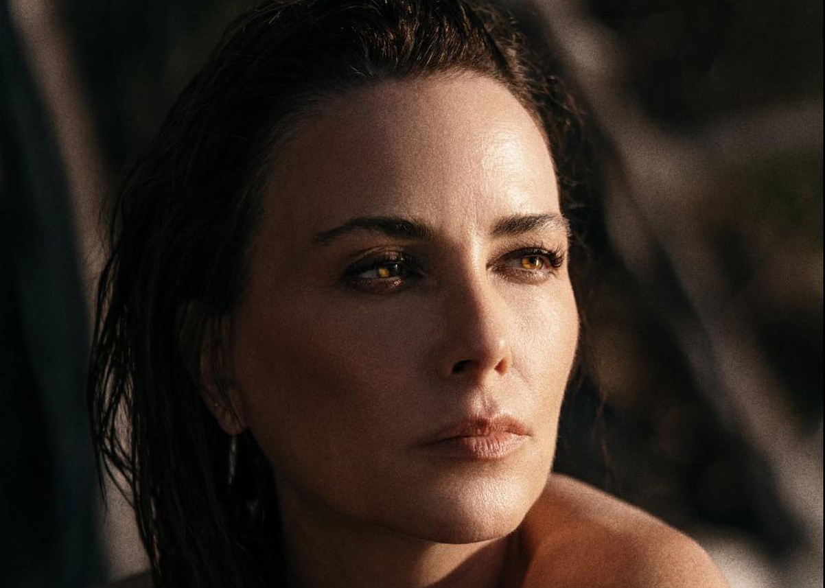 Lèvres rouges et rayures: on adore le look à la parisienne de Maxim Roy