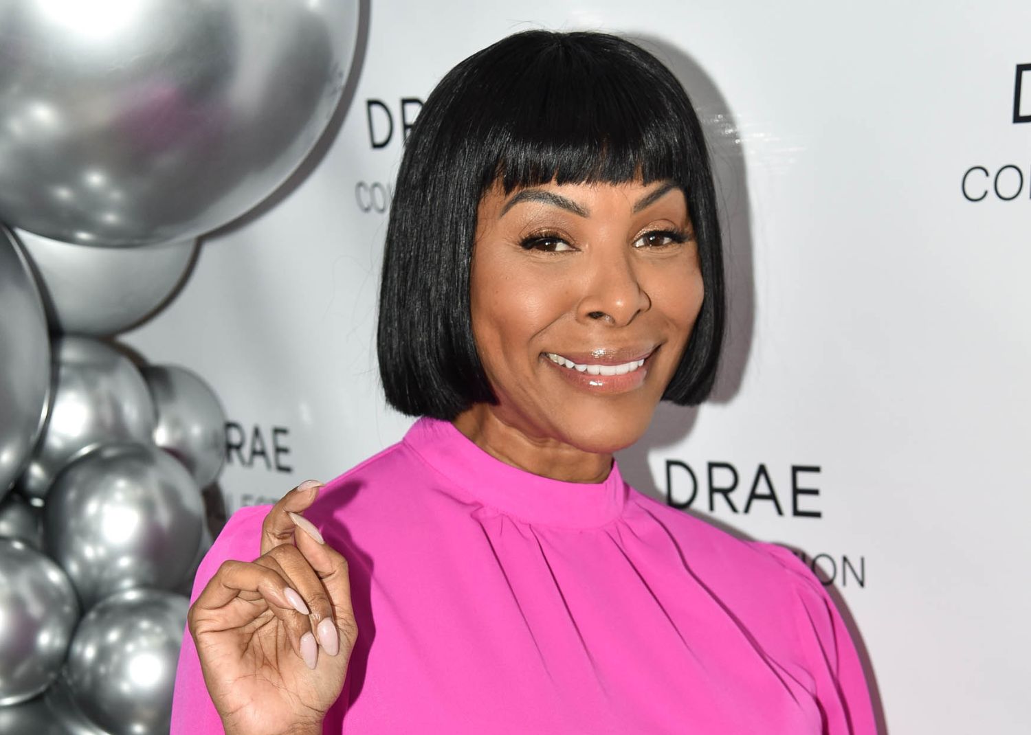 Varda Etienne brille dans une nouvelle séance photo glamour