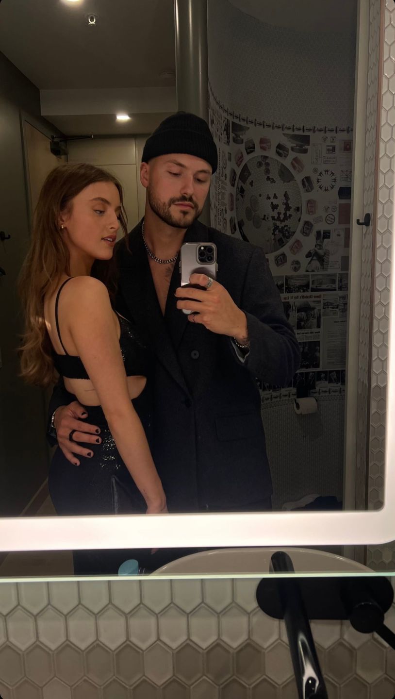 Alicia Moffet vole le show sur le tapis rouge dans une robe scintillante à découpe!