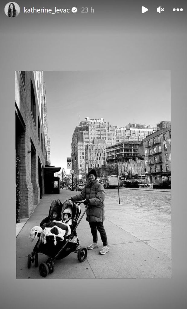 Katherine Levac: Adorable balade avec ses jumeaux dans les rues de ...