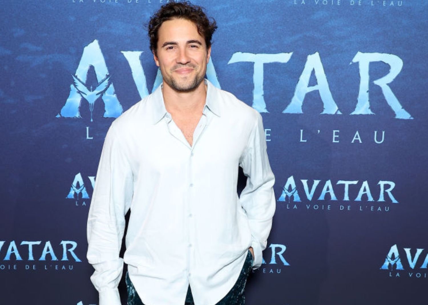 Voyez Olivier Dion et sa blonde vêtus de satin bleu à la première d ...