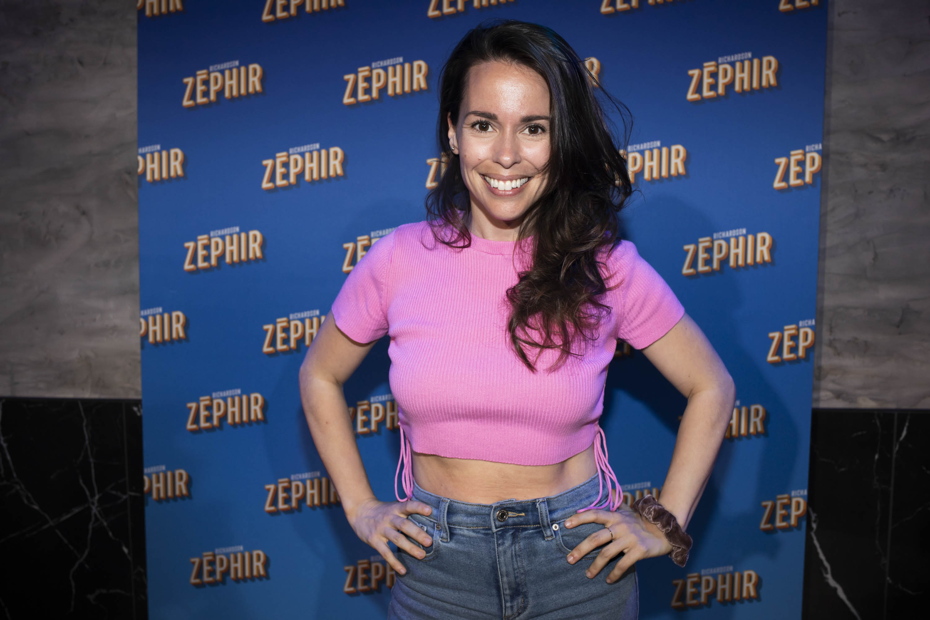 Roxane Gaudette-Loiseau magnifique posant nue sur la plage