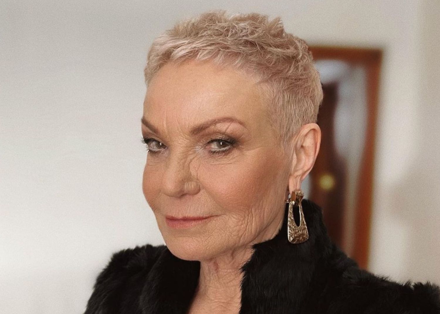 Marjo est sensationnelle en robe moulante métallique et manteau de cuir