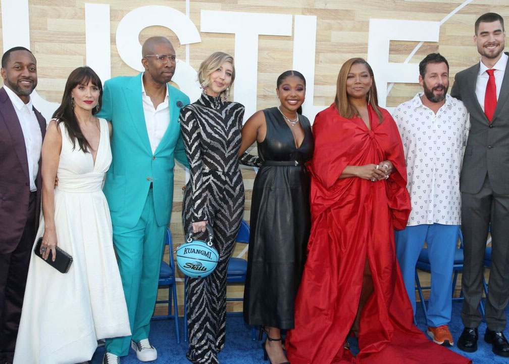 Voyez Adam Sandler et les stars de Hustle à la première du film!