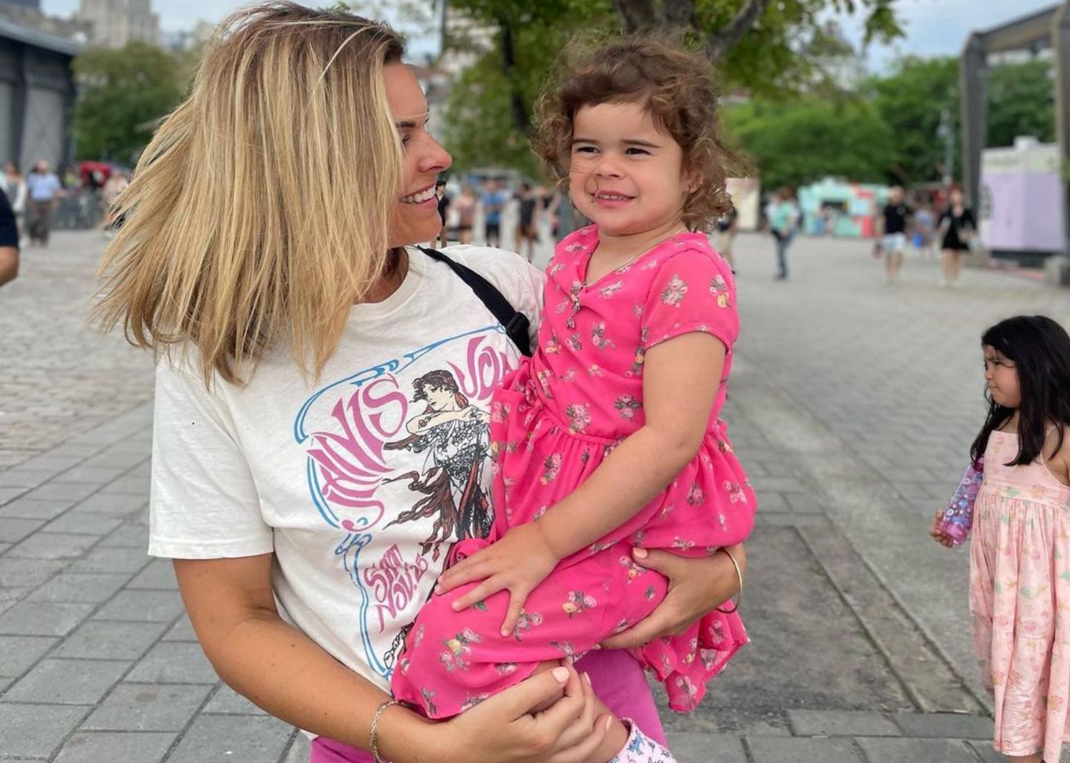 Kim Rusk tente de s’adresser à ses fans et sa fille lui vole la vedette