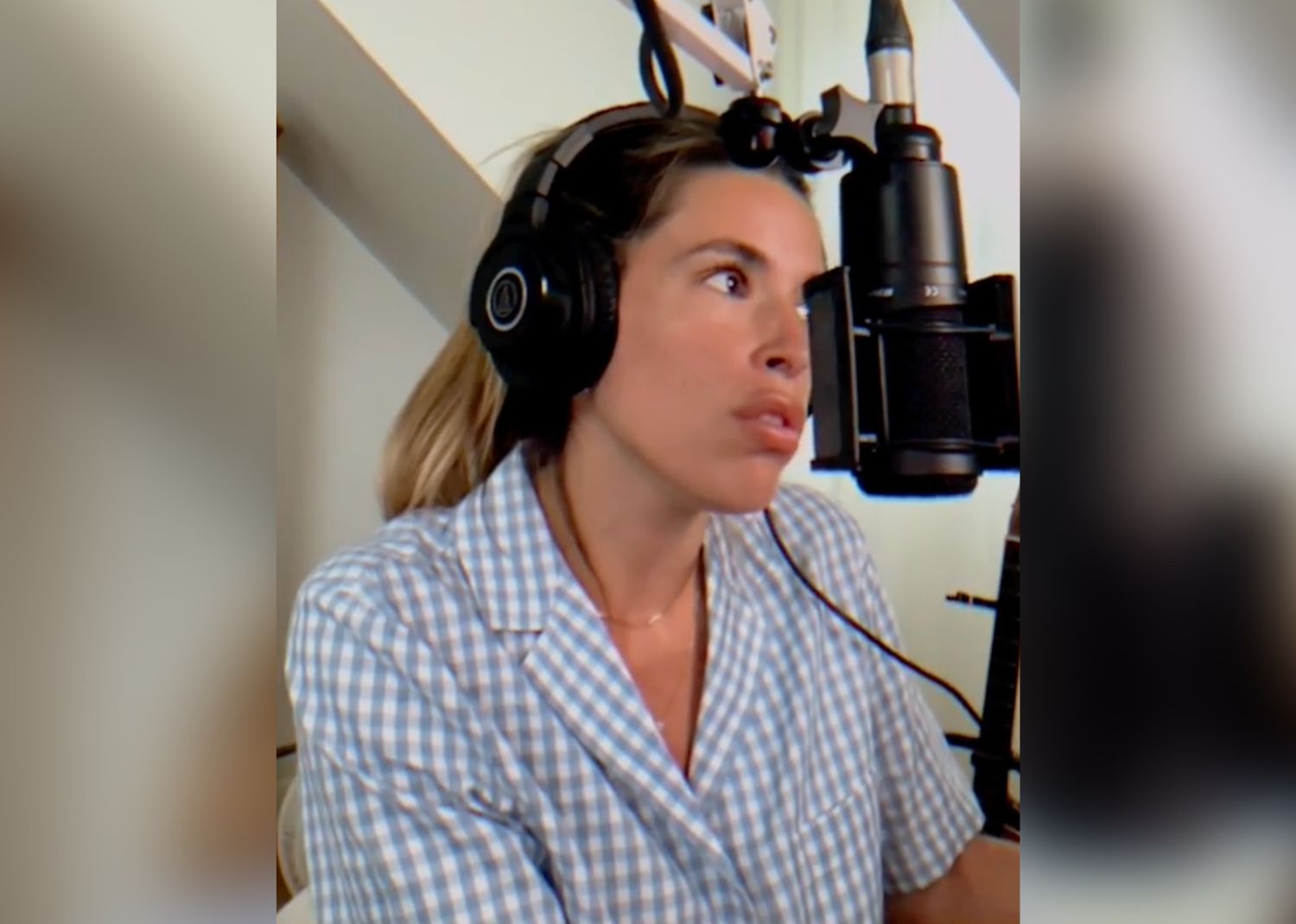 Marilou interprète une chanson brise-cœur en s’accompagnant au piano