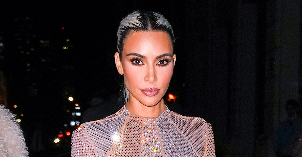 Kim Kardashian dévoile sa silhouette dans une robe transparente sexy