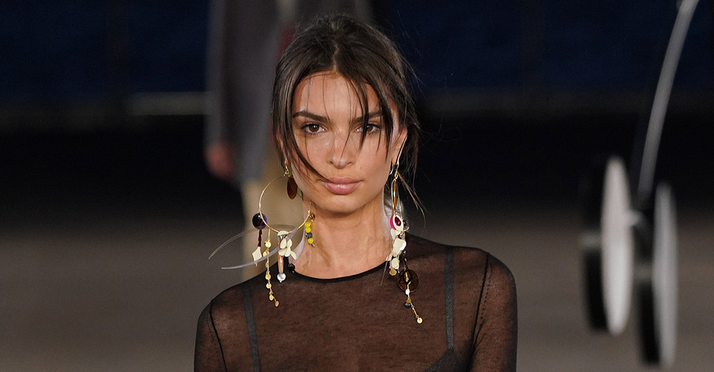 Emily Ratajkowski dévoile ses seins en soutien-gorge transparent