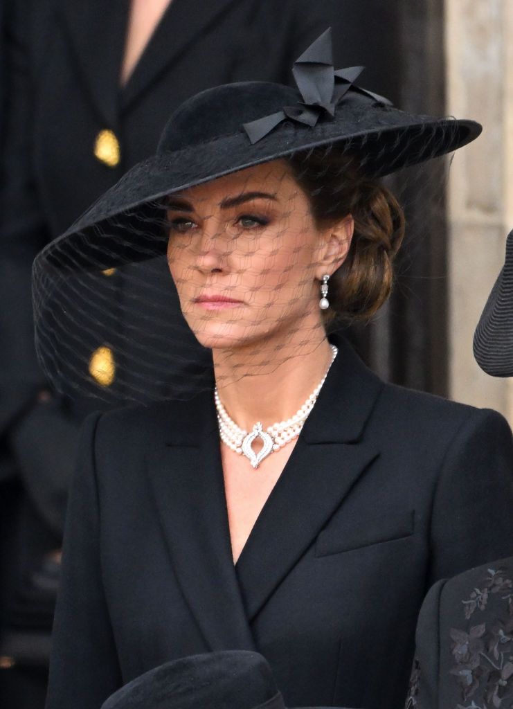 Kate Middleton a porté un collier fort significatif aux funérailles de ...
