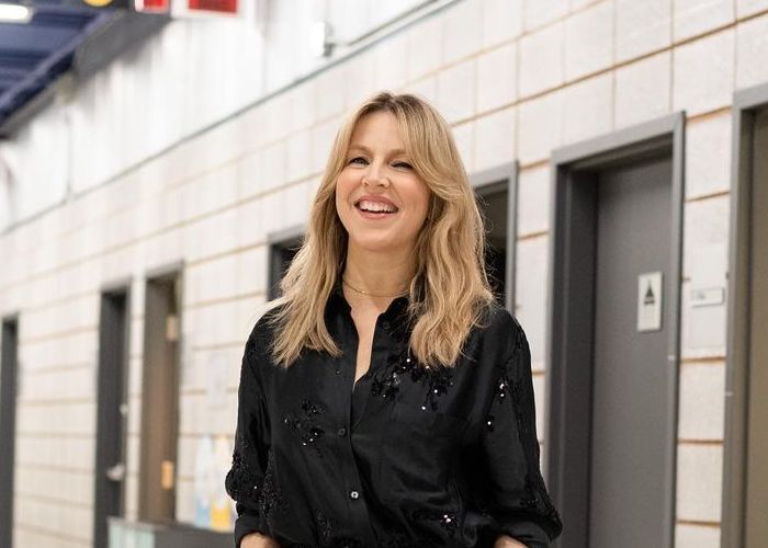 Julie Bélanger est ravissante sous les confettis dans cet ensemble deux ...