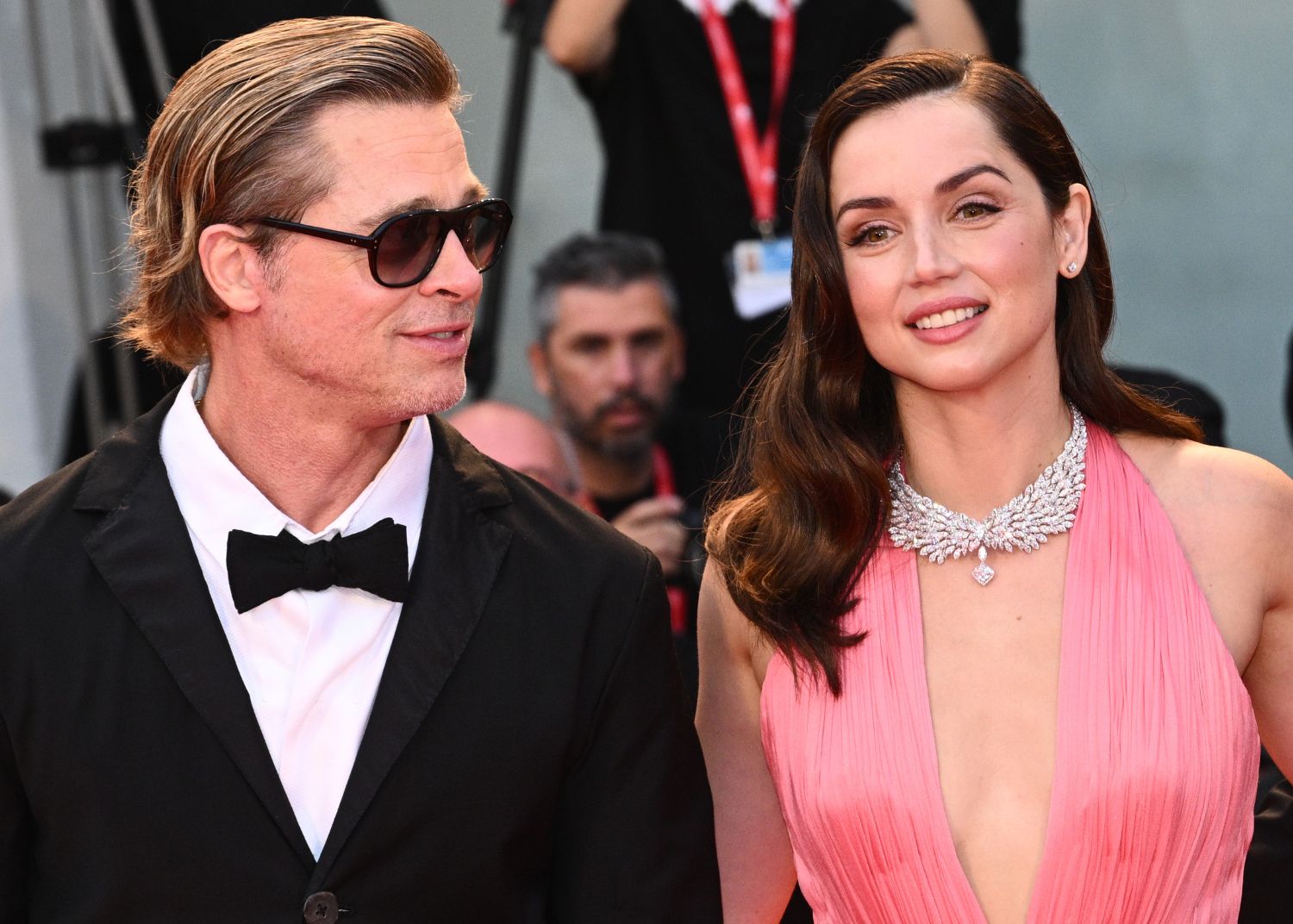 Brad Pitt est apparu en espadrilles sur ce prestigieux tapis rouge à Venise