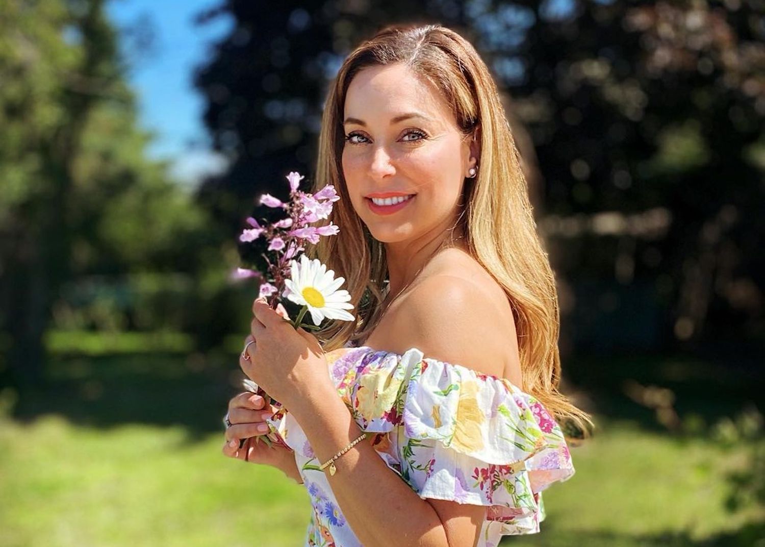 Anick Dumontet fait rêver en maillot dans un hamac au-dessus de la mer!