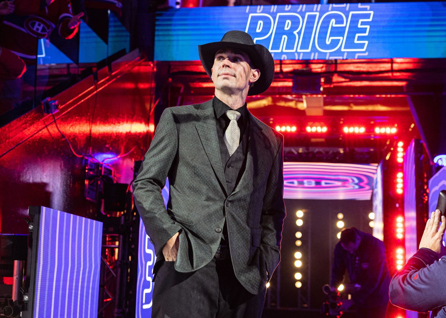 Carey Price apparaît sur la glace avec son mythique chapeau de cowboy ...