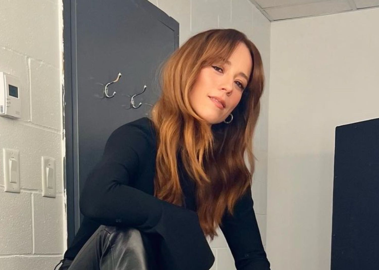 Karine Vanasse pose dans un pantalon de cuir dans sa loge