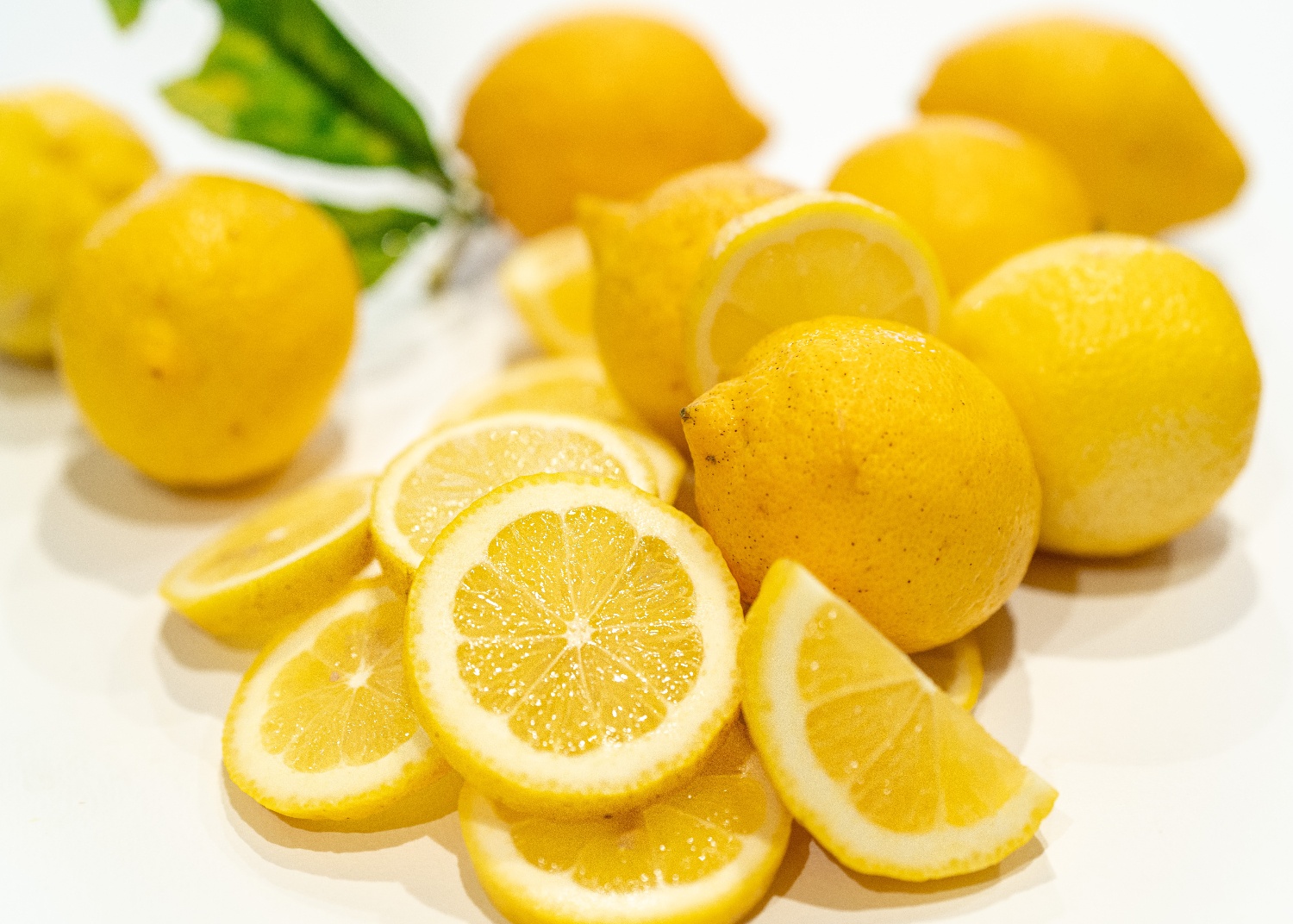 Citron : valeur nutritive, bienfaits, recettes, utilisations et plus