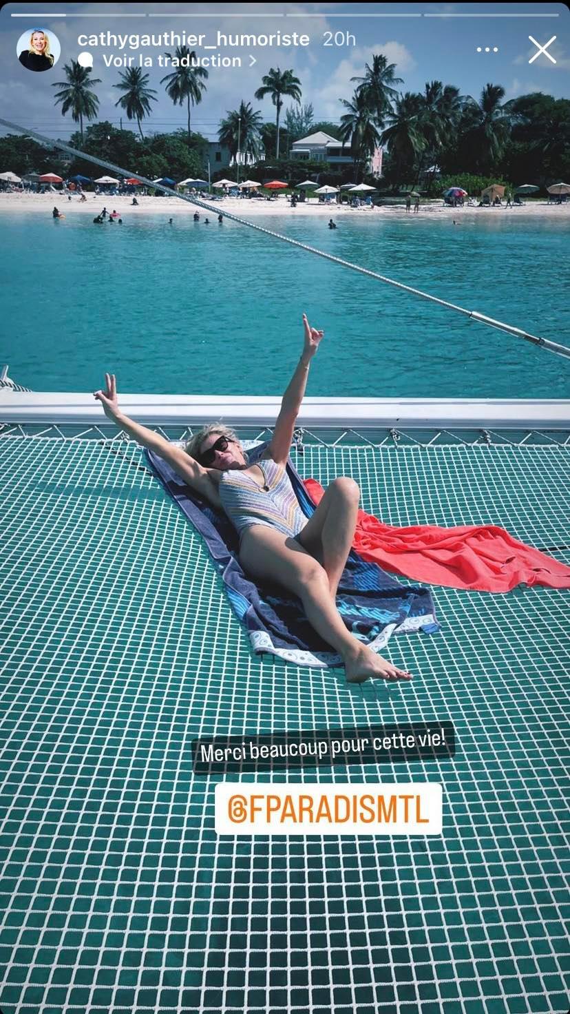 Cathy Gauthier chante dans les vagues en maillot décolleté jusqu'au nombril