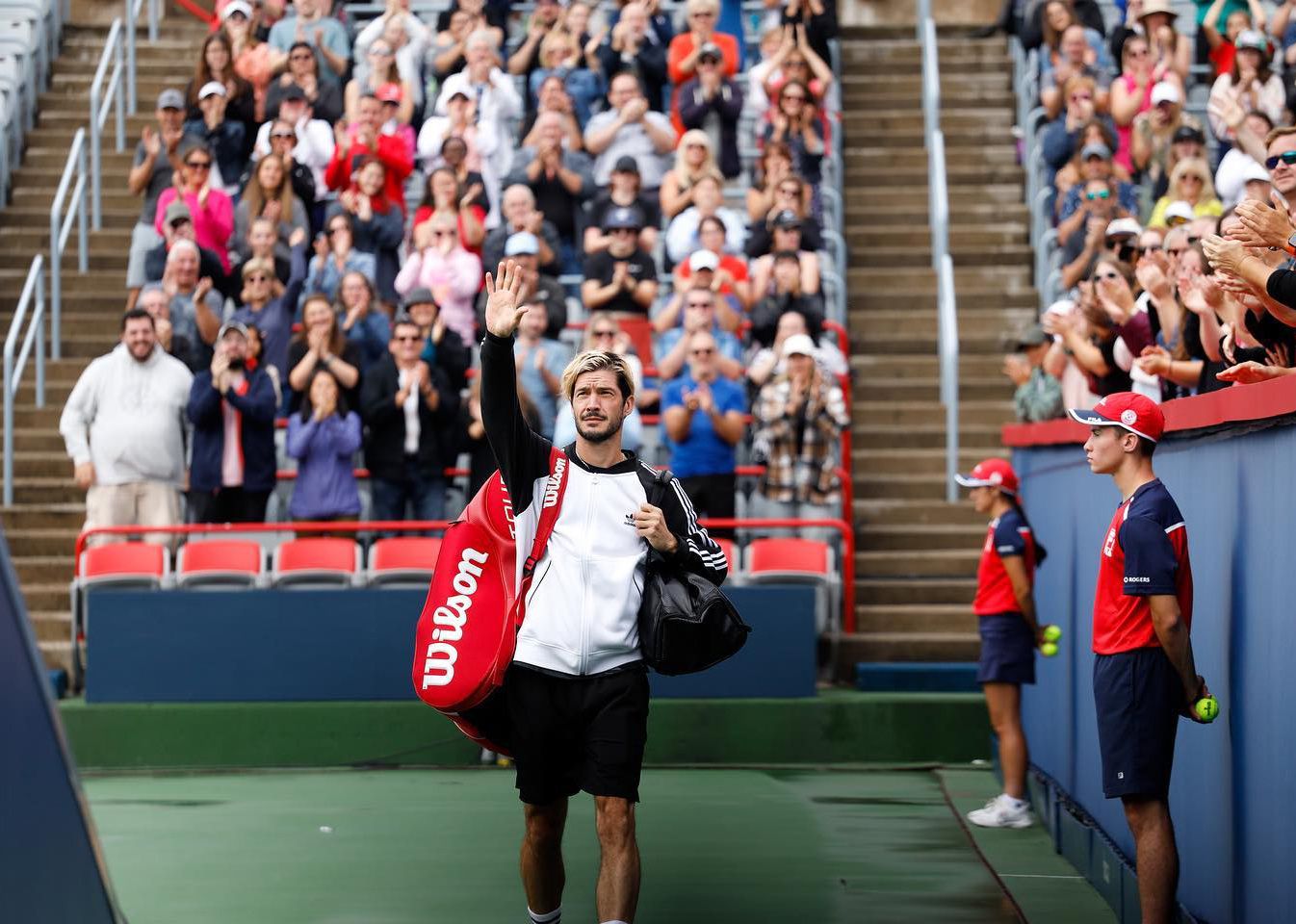 Éric Bruneau nous présente son personnage (et sa doublure!) dans Virage ...