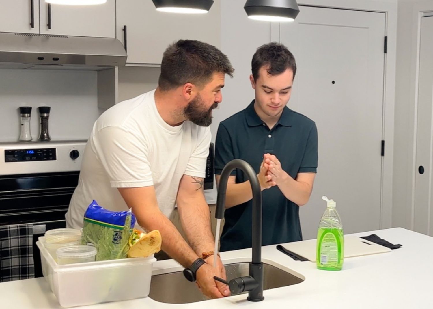 Benjamin Gratton invite son beau-père dans la cuisine de son nouvel appart