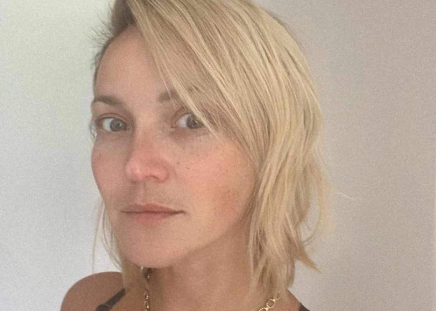 Julie Ringuette est magnifique avec son chignon à la Pamela Anderson