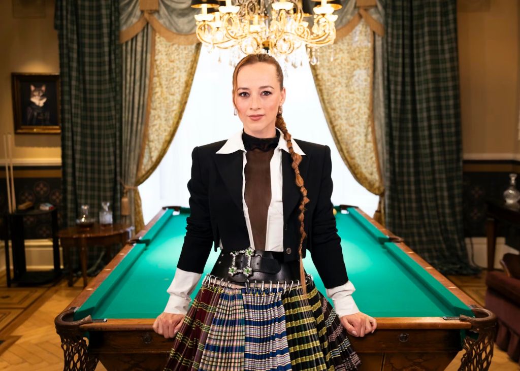 6 looks portés par Karine Vanasse à The Traitors Canada