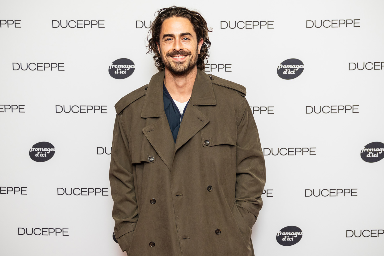 Une foule de vedettes défilent sur le tapis rouge du spectacle Docteure