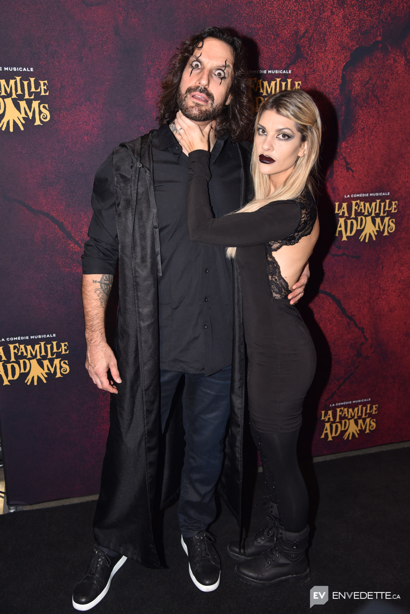 La Famille Addams: Voyez toutes les vedettes défiler sur le tapis noir ...