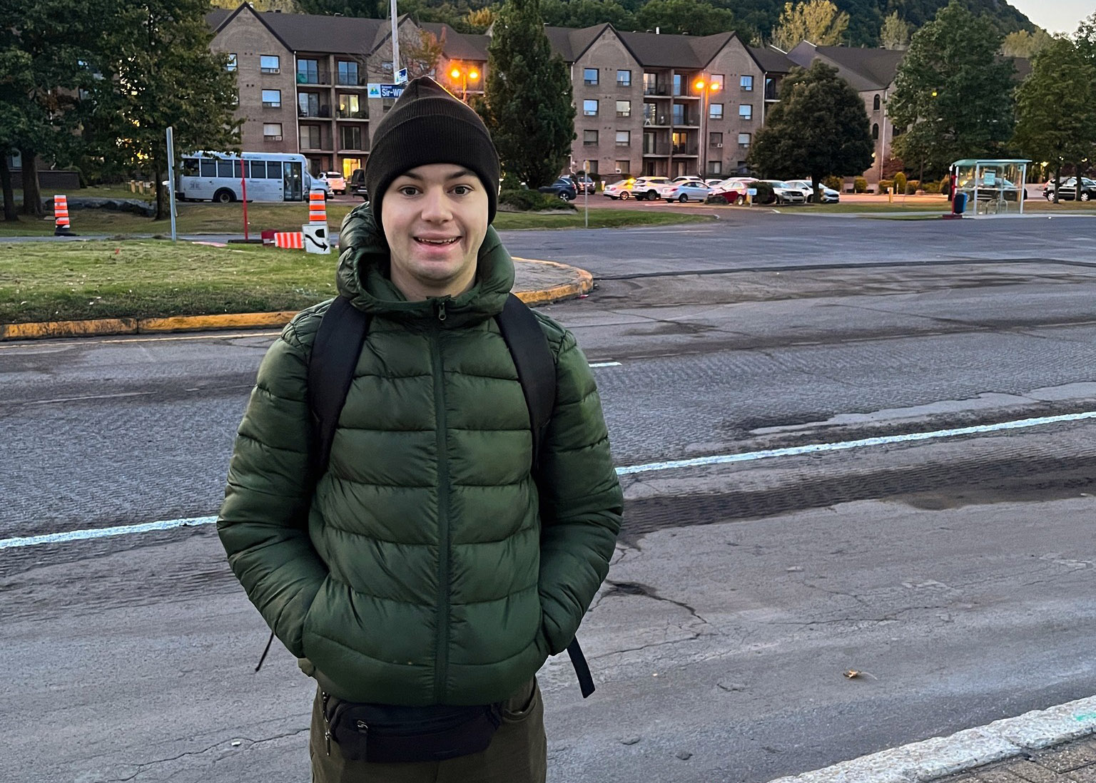 Benjamin Gratton était élégant comme jamais avec son noeud papillon