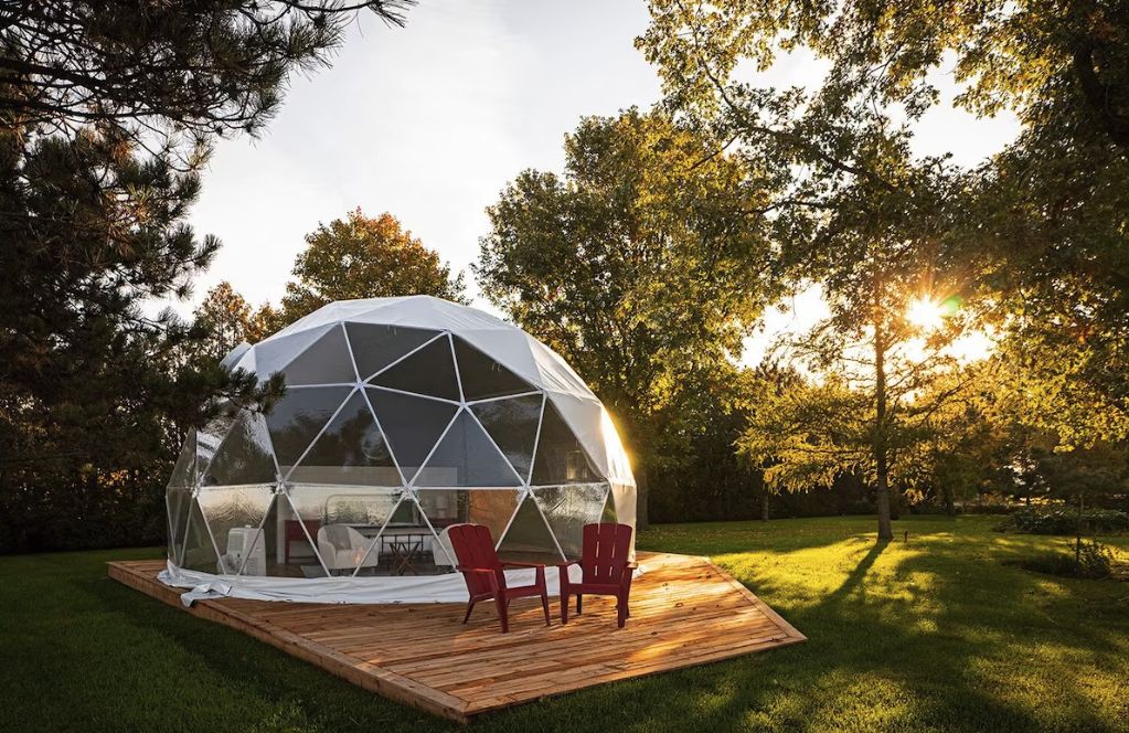 Cette maison comprend un dôme pour dormir à la belle étoile