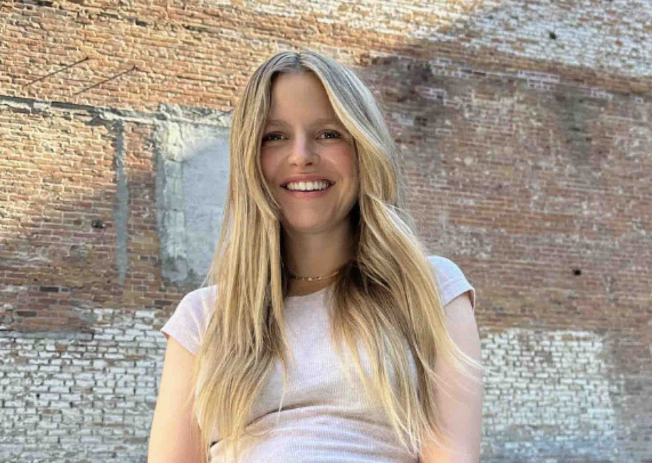 Sarah-Jeanne Labrosse affiche son baby bump en jean surdimensionné