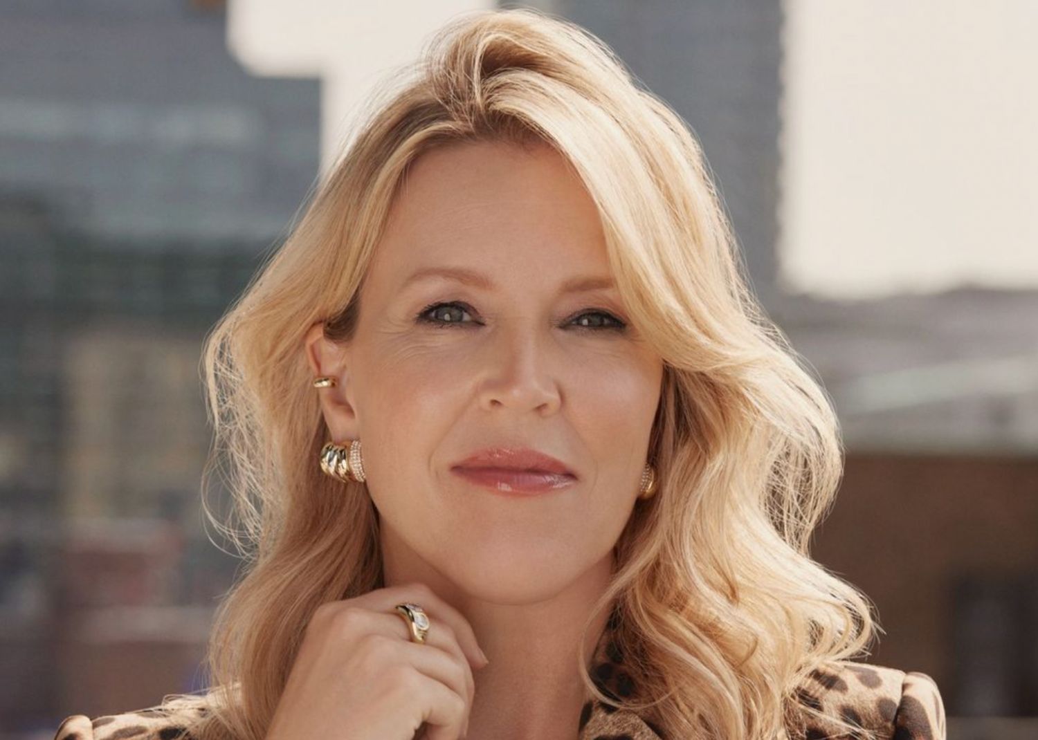 Julie Bélanger épatante en habit 100% léopard