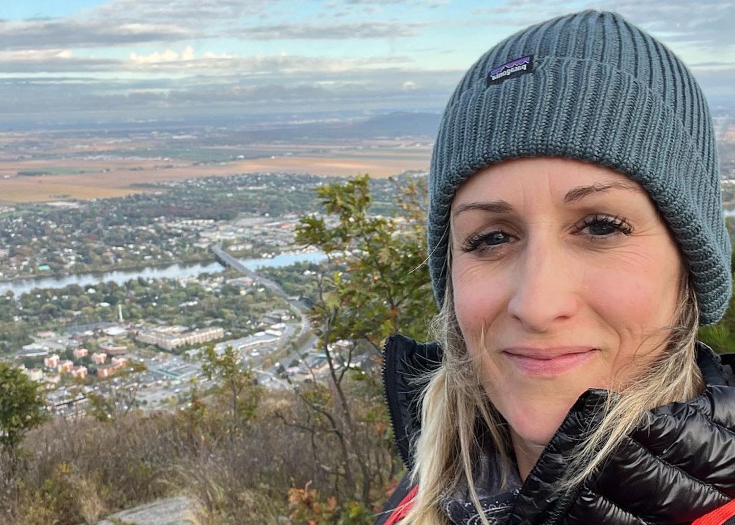 Anik Jean brille dans le look de l'heure sur le tapis rouge