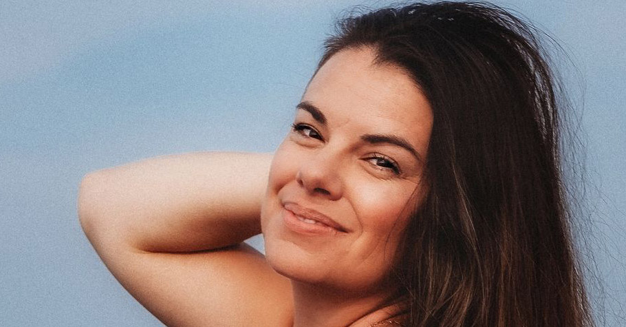 Mirianne Brûlé prend la pose en bikini émeraude