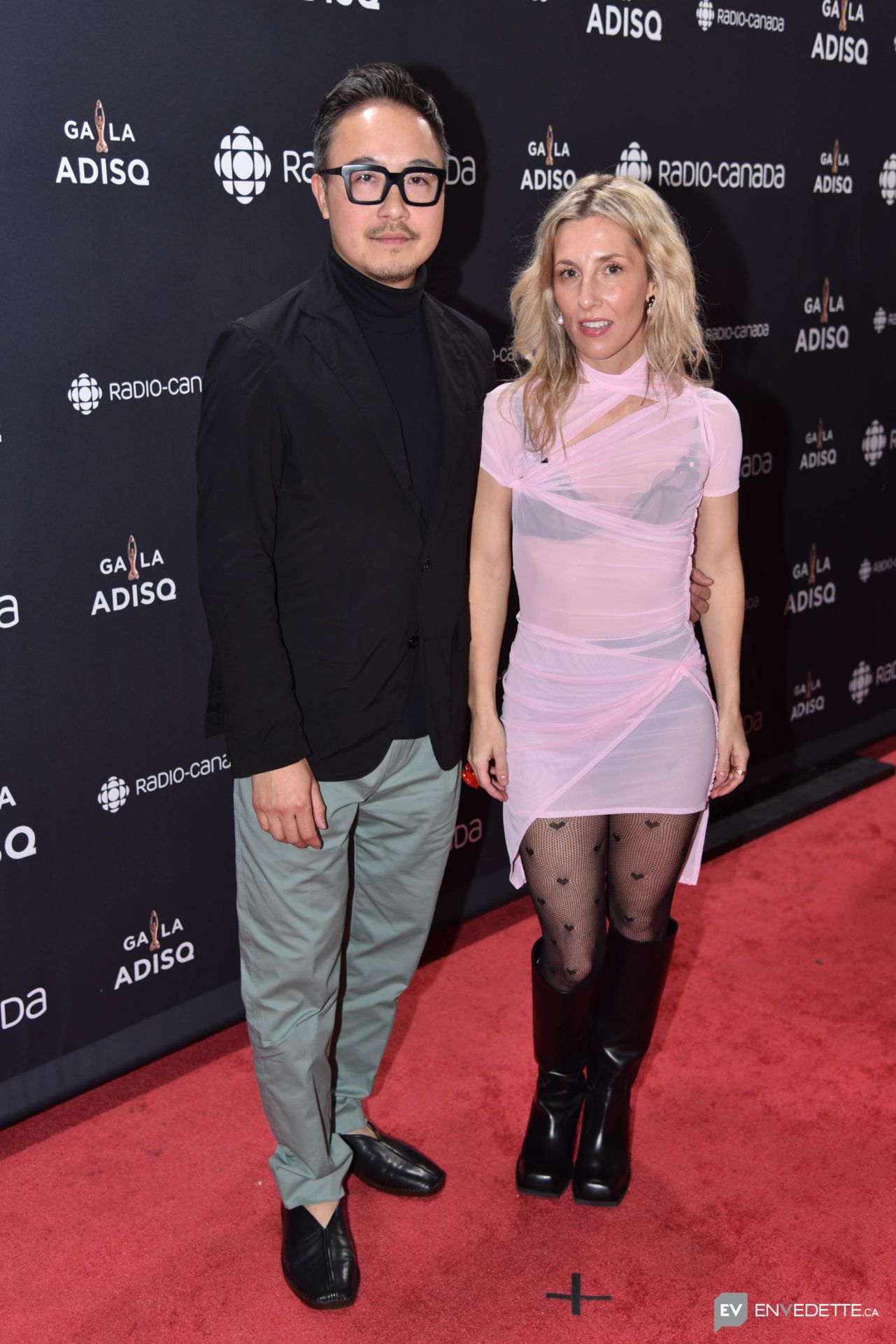 Ingrid St-Pierre éblouissante dans une robe translucide rose