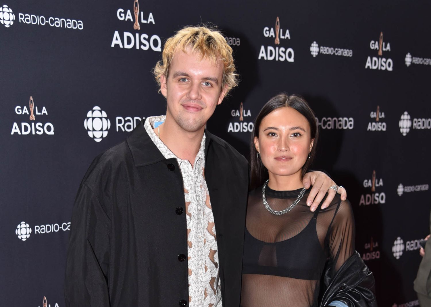 Premier tapis rouge marquant pour Les Louanges et sa copine