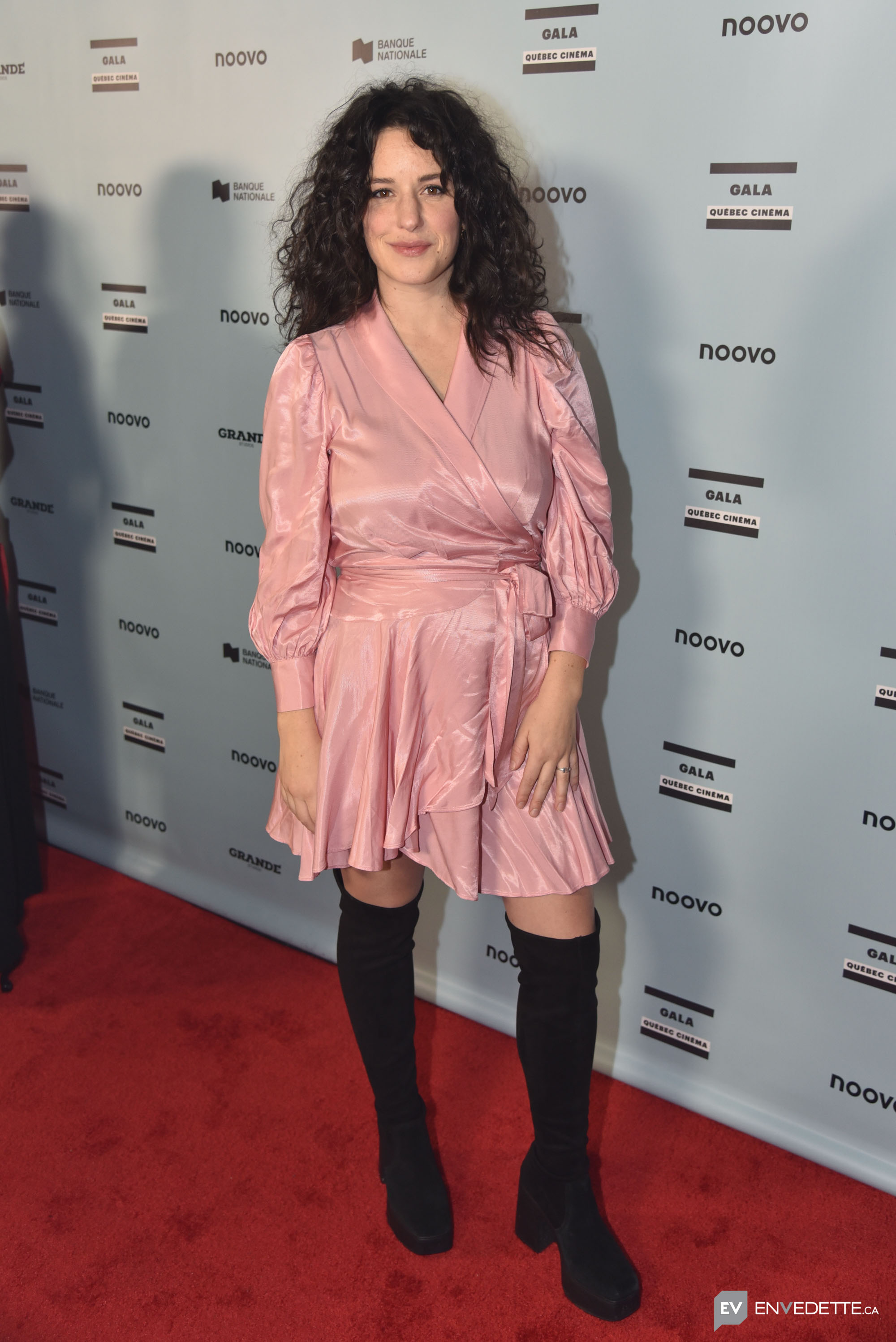 Voyez tous les plus beaux looks du tapis rouge du Gala Québec Cinéma 2023