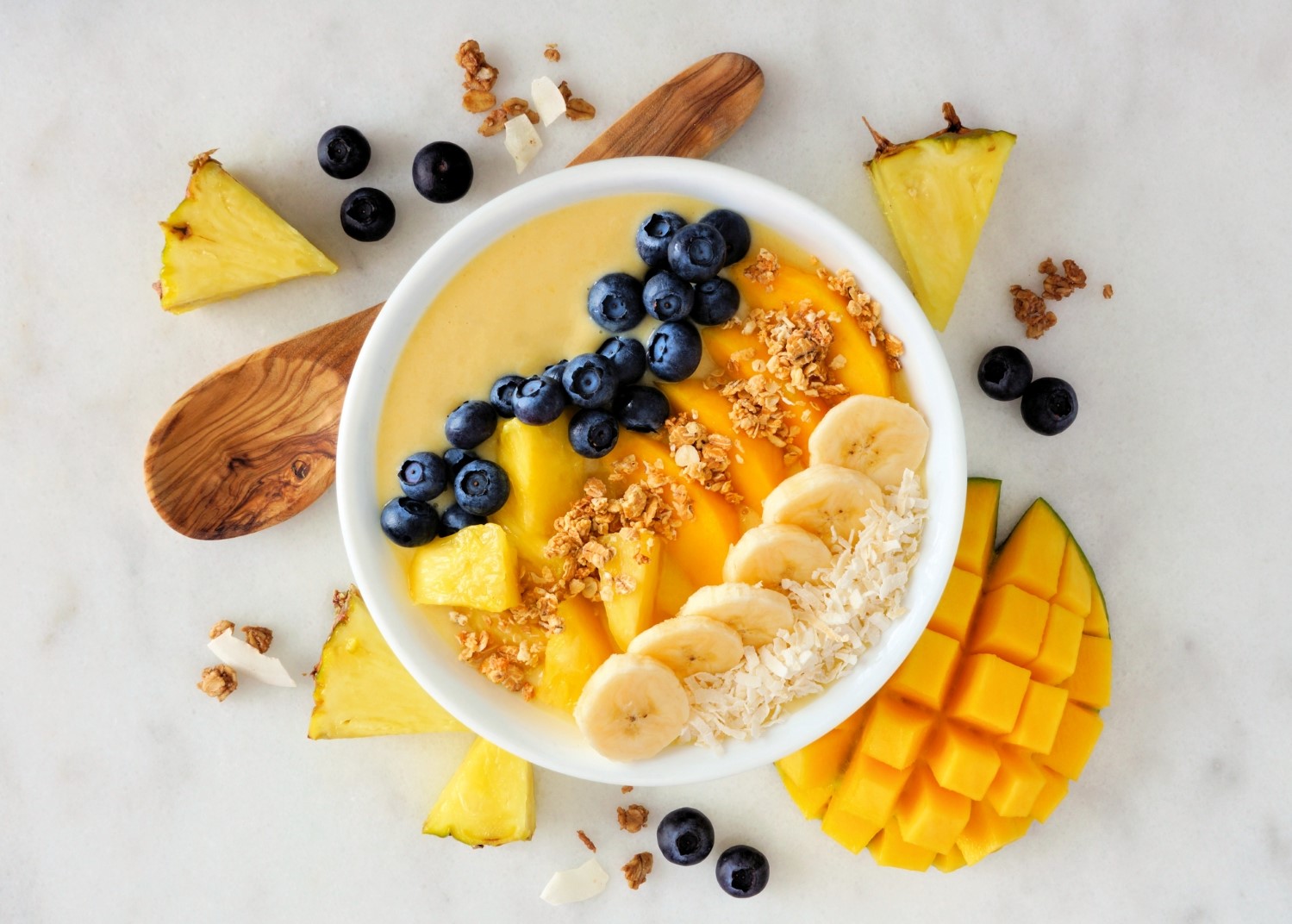 Bol smoothie tropical végan avec granola coco-chanvre