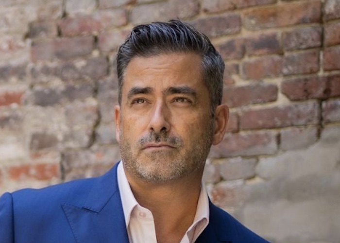 Benoît Gagnon plus séduisant que jamais en complet beige et crème