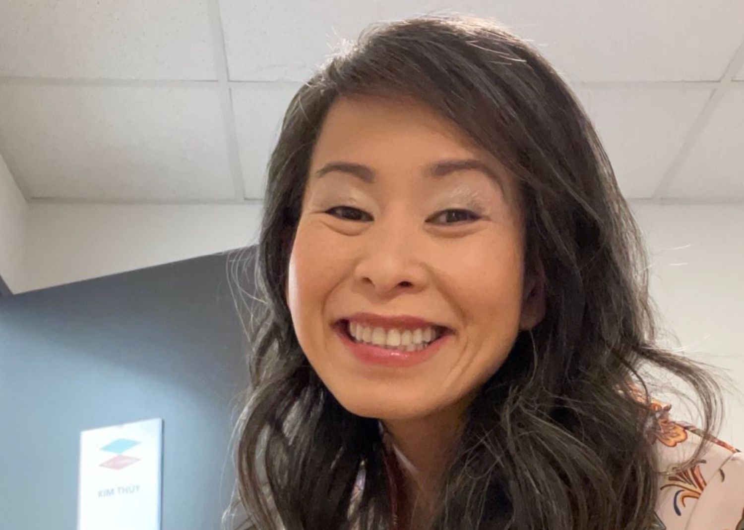 Kim Thúy rayonne avec sa nouvelle coupe courte et ses cheveux au naturel